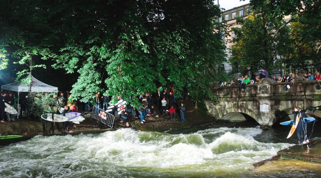Der Münchner Eisbach: Alles über das Wellenwunder in Deutschland